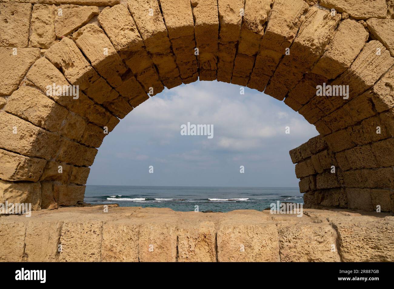 La mer méditerranée vue à travers une arche de l'ancien aqueduc romain ...