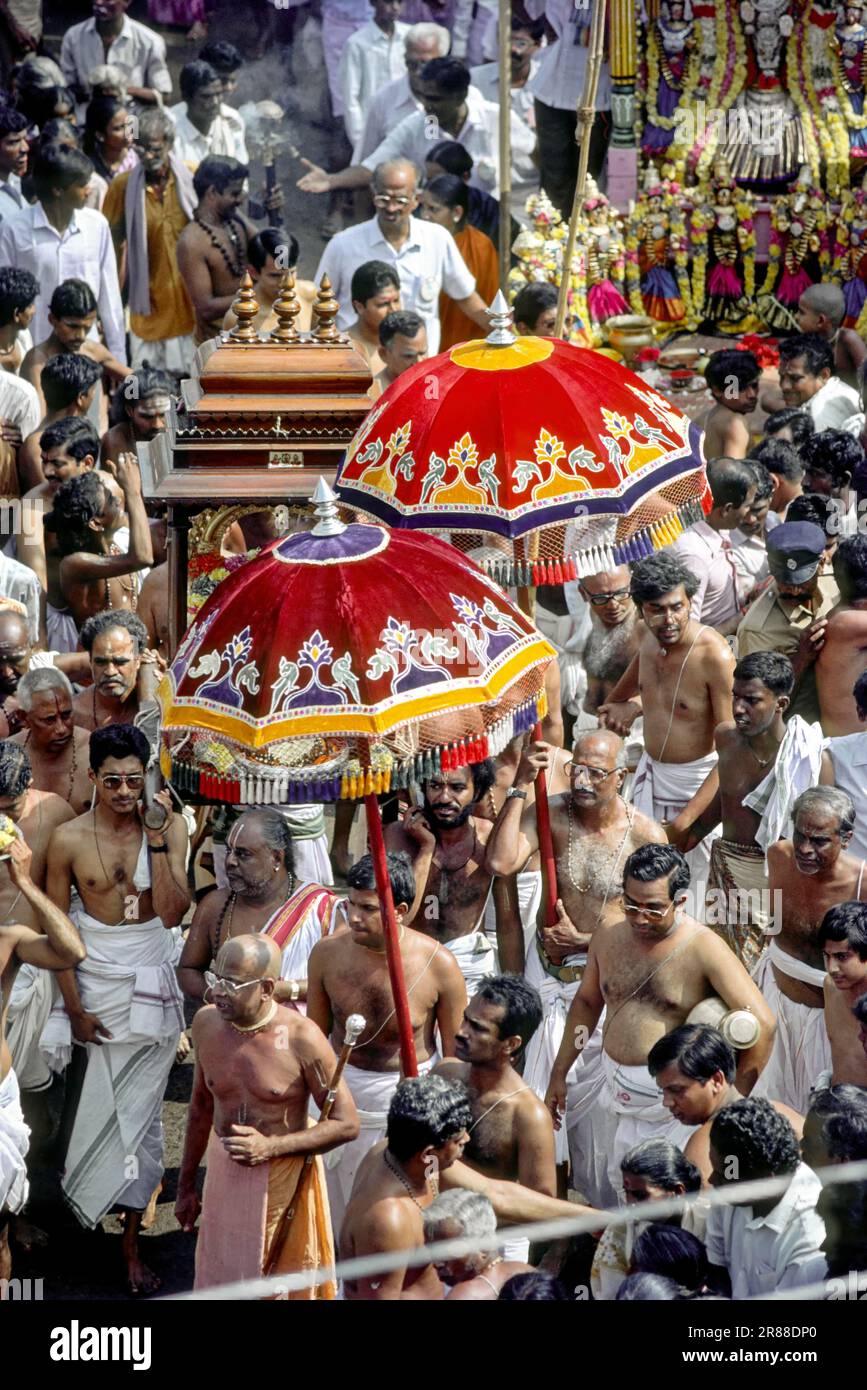 Tapovanam Swami Haradhos Giri avec sa troupe de procession autour du ...