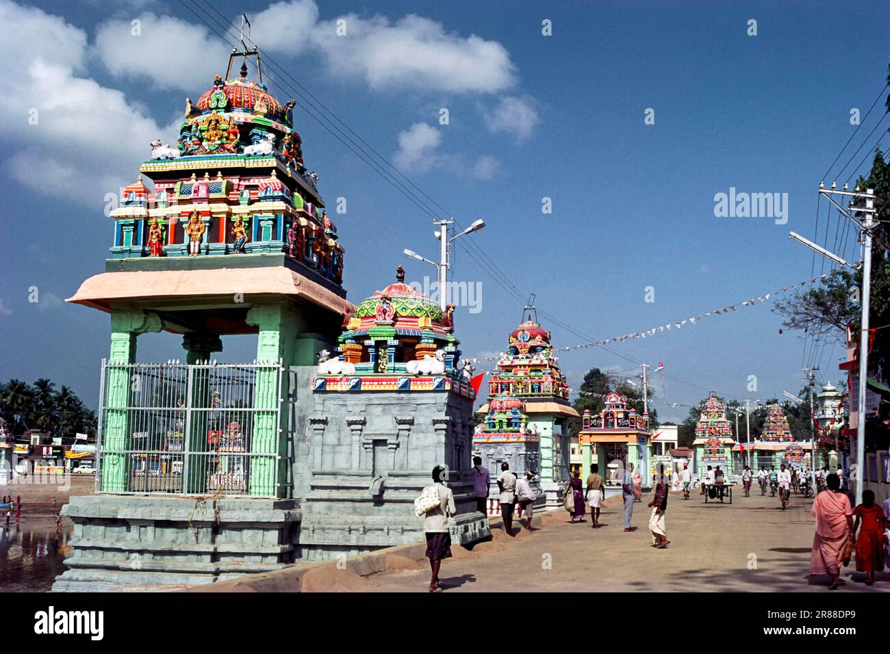 16 temples de sanctuaire construits sur les quatre rives du char ...