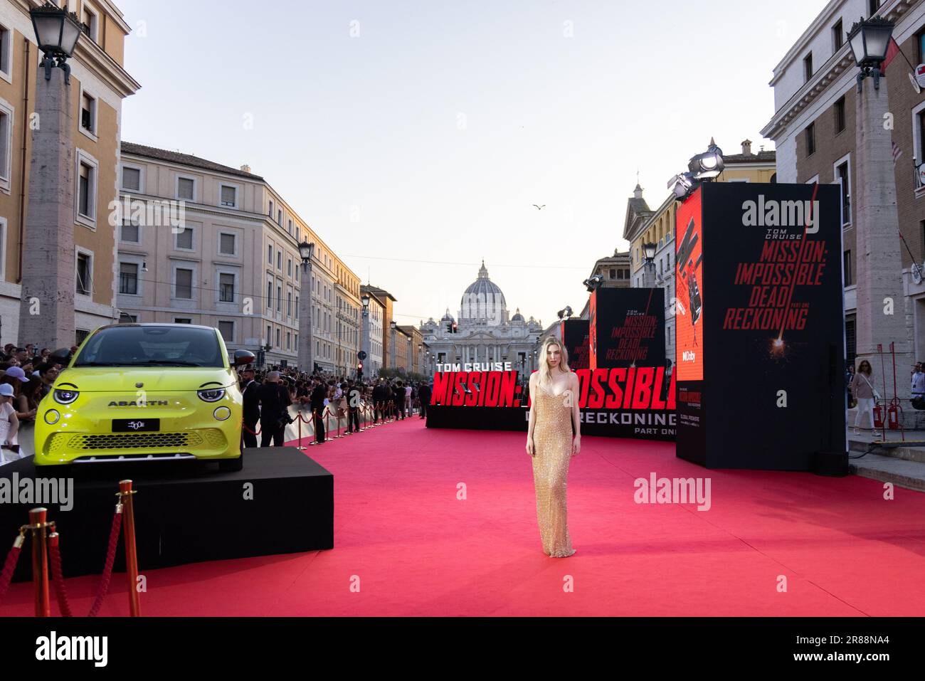 Vanessa Kirby (dans une robe Miu Miu) assiste à la première mondiale de ...