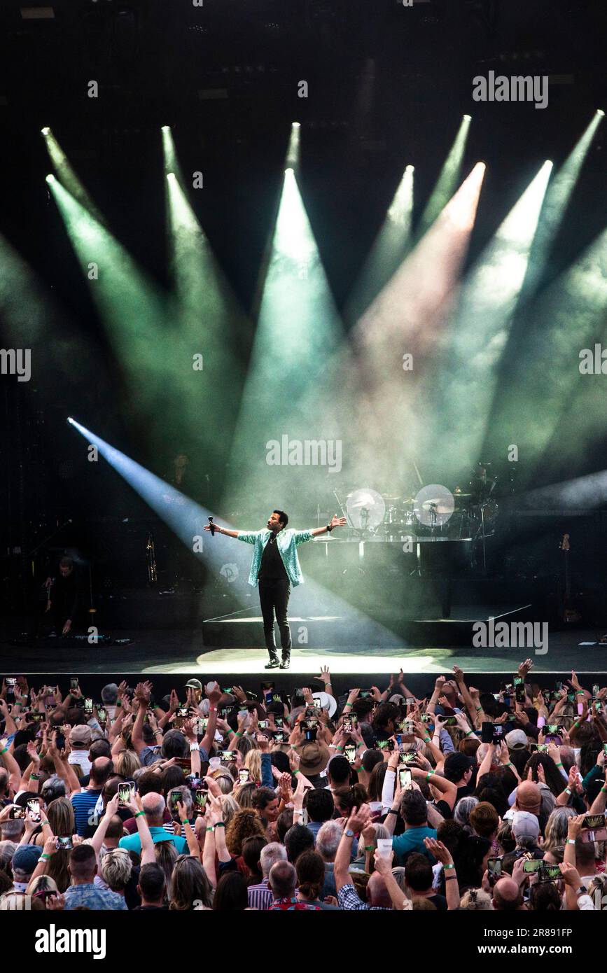 La superstar mondiale Lionel Ritchie a fait un retour triomphant pour ...