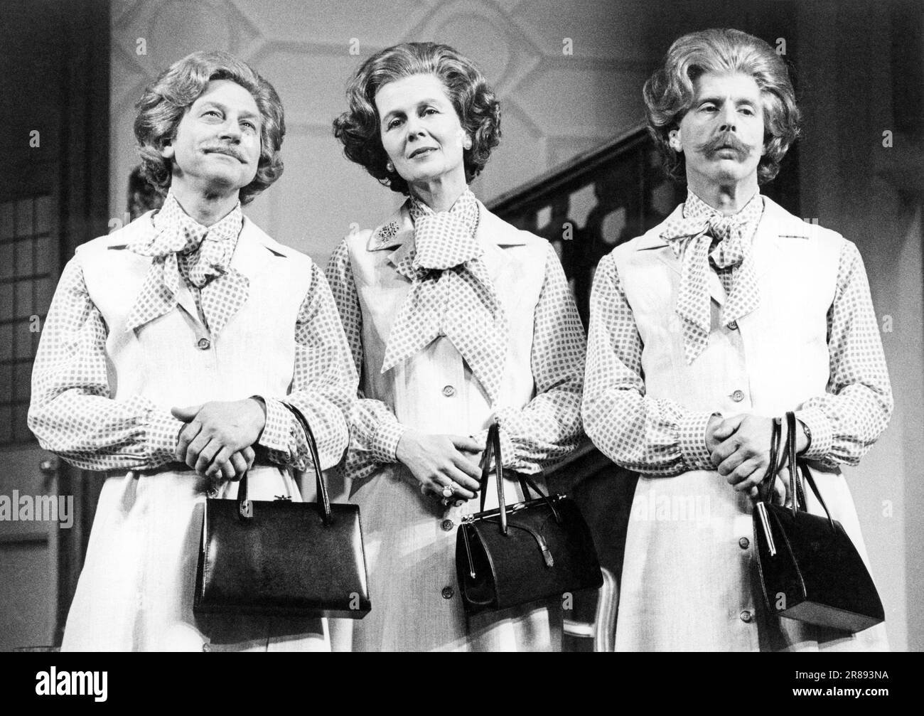 l-r: John caveer, Angela Thorne (Maggie), Edward Fox dans QUELQU'UN ...