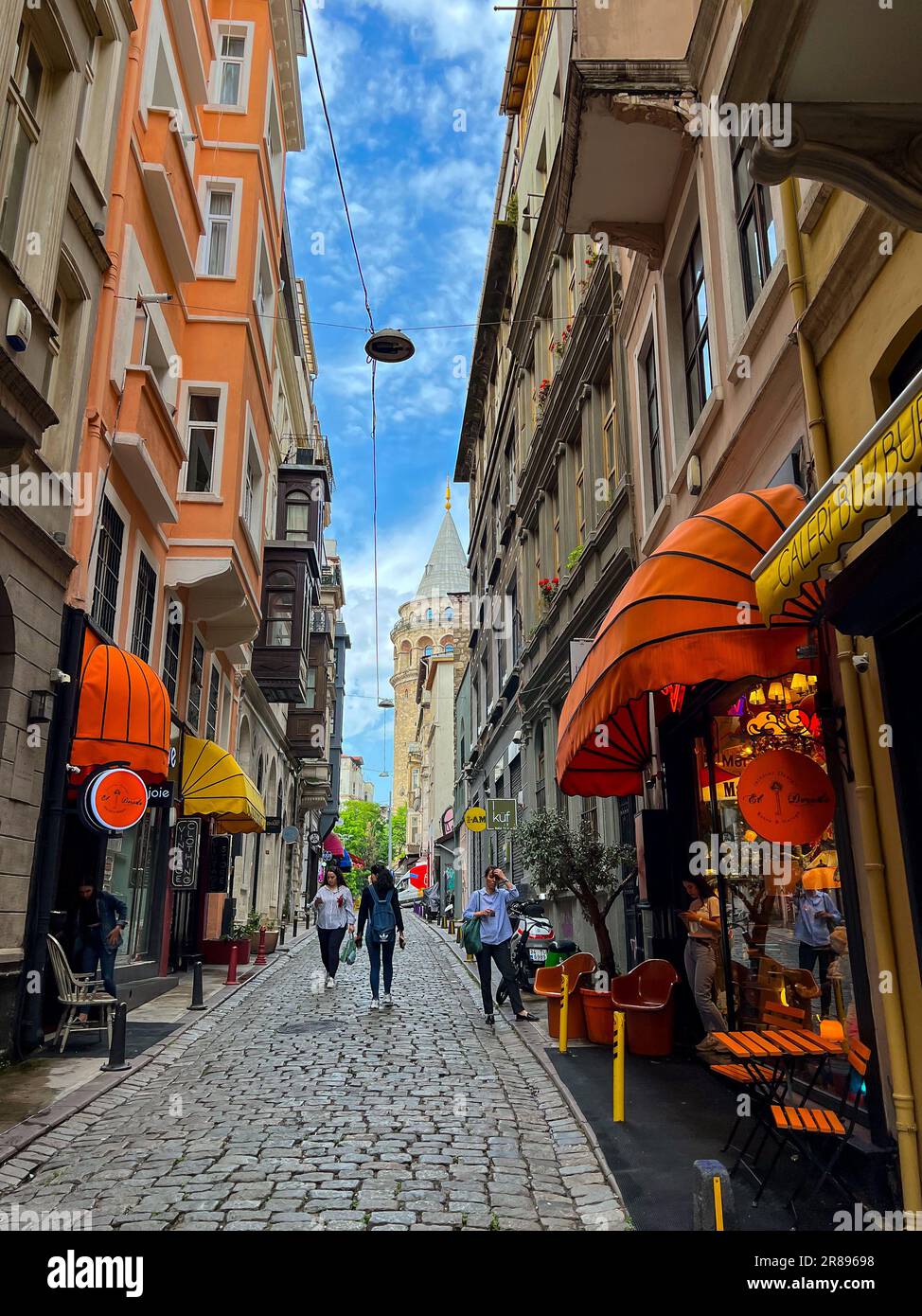 Une rue avec des boutiques et des cafés aux couleurs vives près de la ...