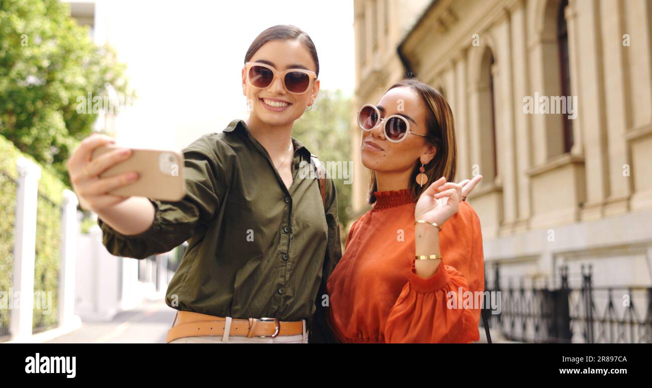 Téléphone, selfie et amis en extérieur prenant une photo de profil ensemble pour les réseaux ...