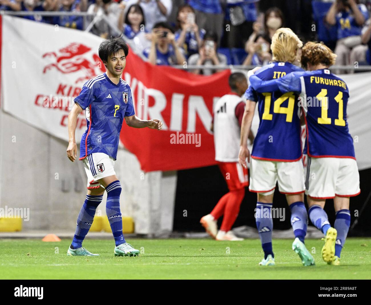 Osaka, Japon. 20th juin 2023. Le Kaoru Mitoma (L) du Japon célèbre après avoir marqué un but ...
