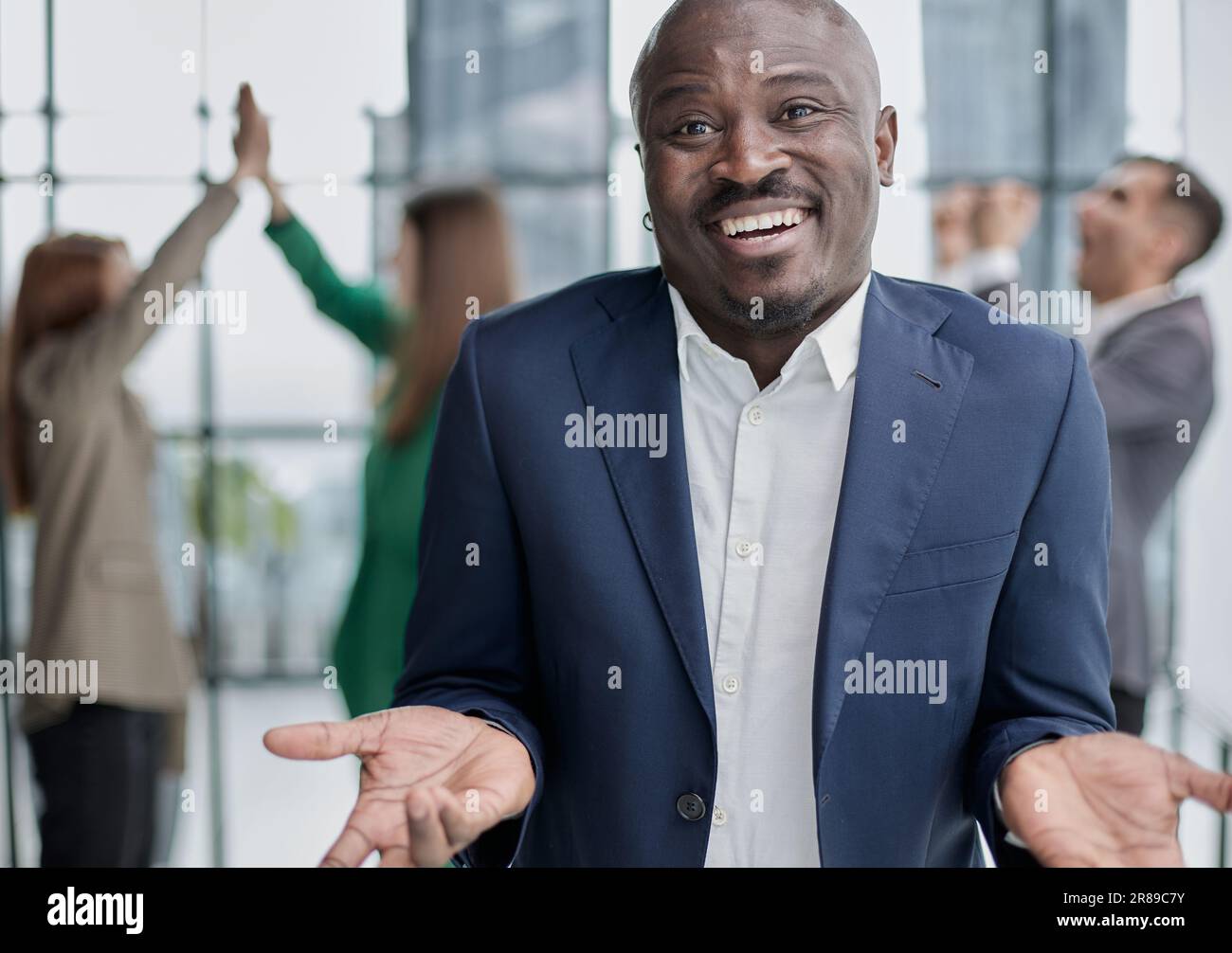 un jeune homme d'affaires africain lève la paume de sa main contre l ...
