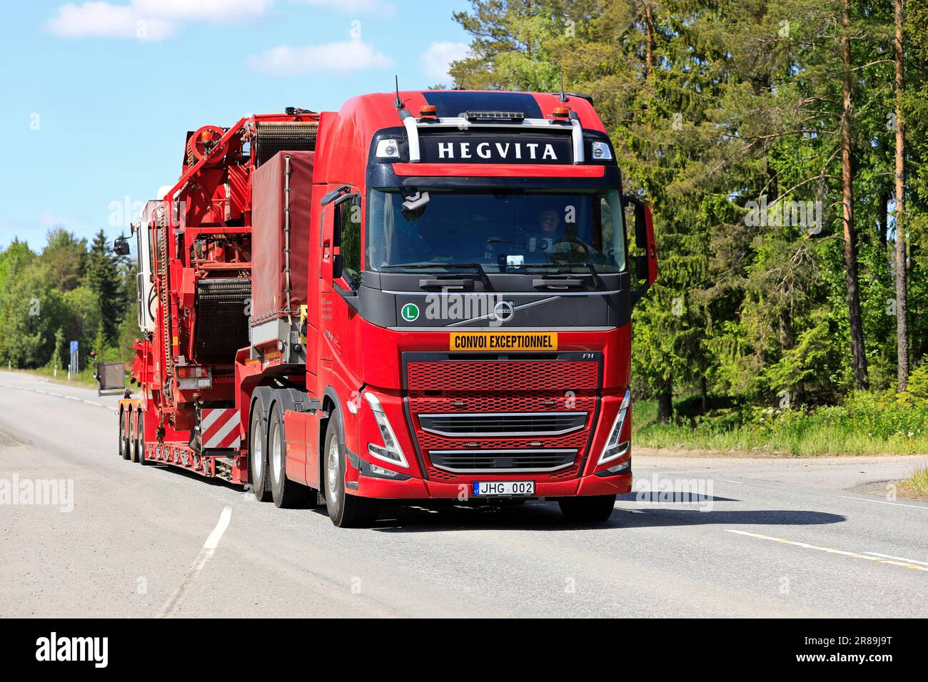 Le nouveau camion Volvo FH Hedgvita rouge transporte des machines ...