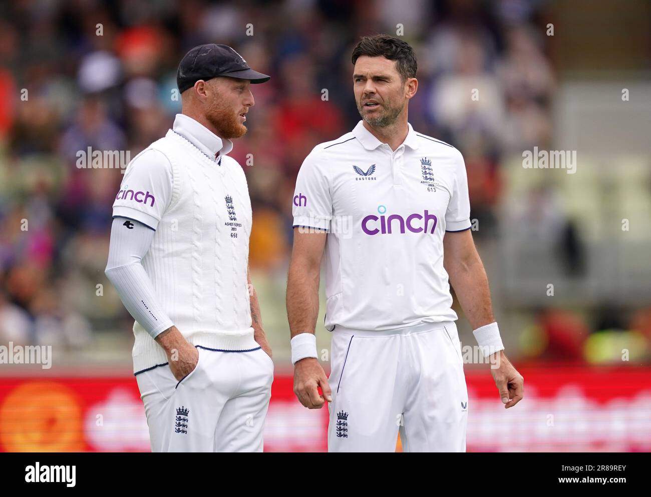 Le capitaine d'Angleterre Ben Stokes (à gauche) parle avec James ...
