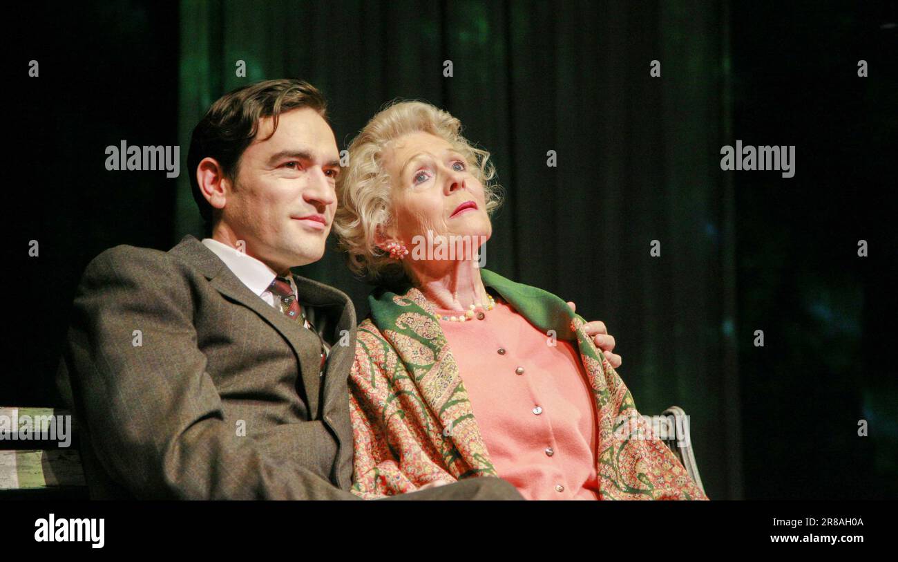 Ben Chaplin (James Mossman), Angela Thorne (Rosamond Lehmann) dans LE ...