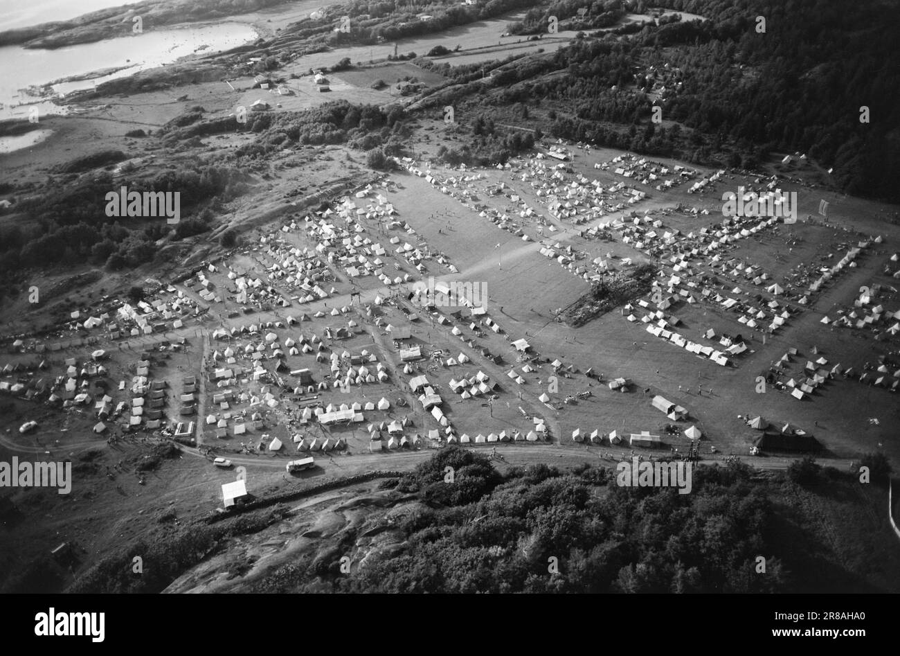 Réel 35-3-1960: 9 000 a installé le camp Giant sur des terrains ...