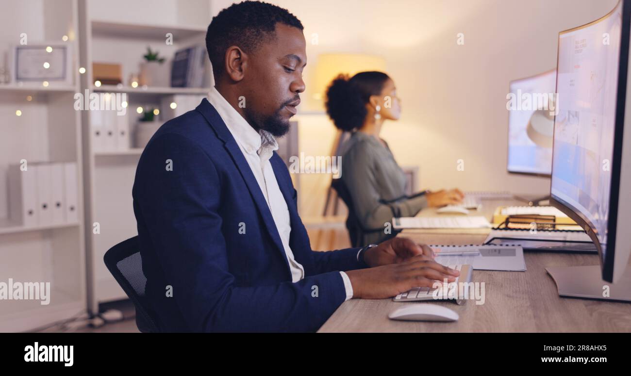 Homme d'affaires, de nuit et noir dactylographiant sur ordinateur au ...