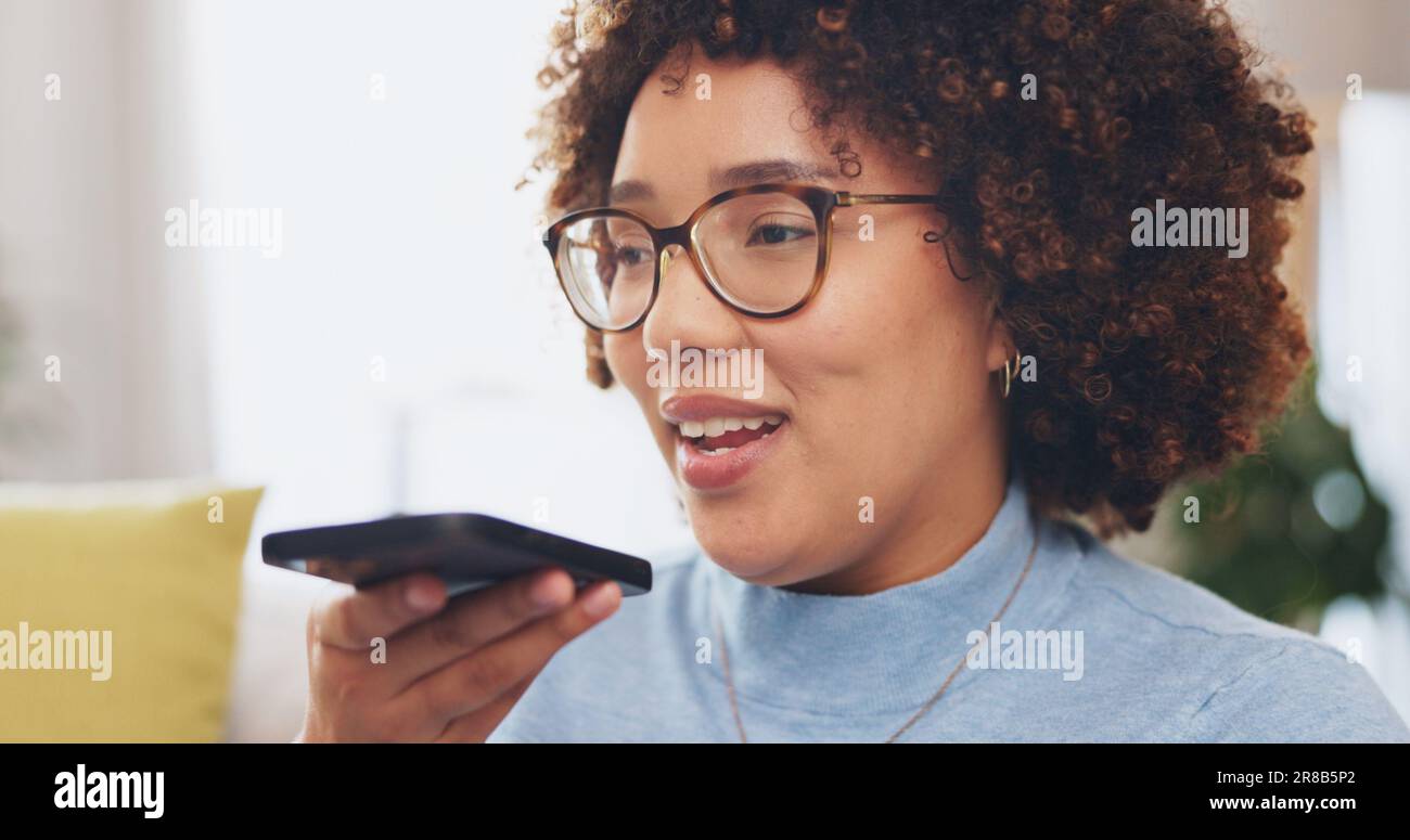 Appel vocal, téléphone et femme sur un canapé, conversation ...