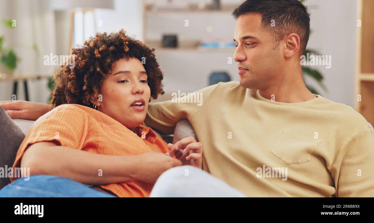 Confiance, empathie et un couple parlant sur un canapé dans le salon de ...