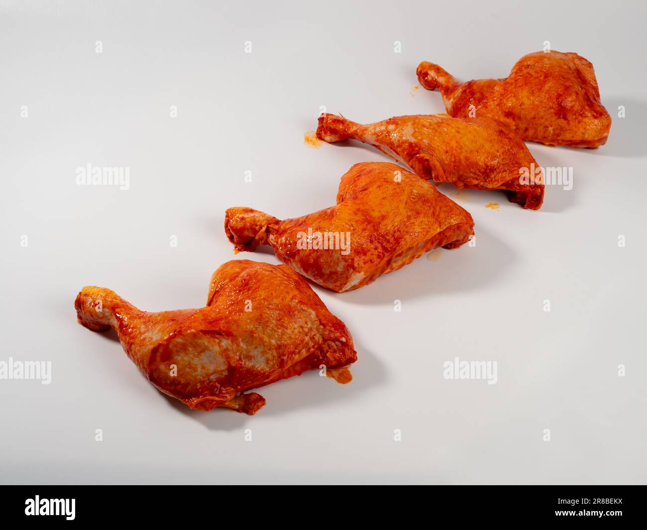 Pilon ou pattes de poulet mariné sur une assiette blanche. Gros plan ...