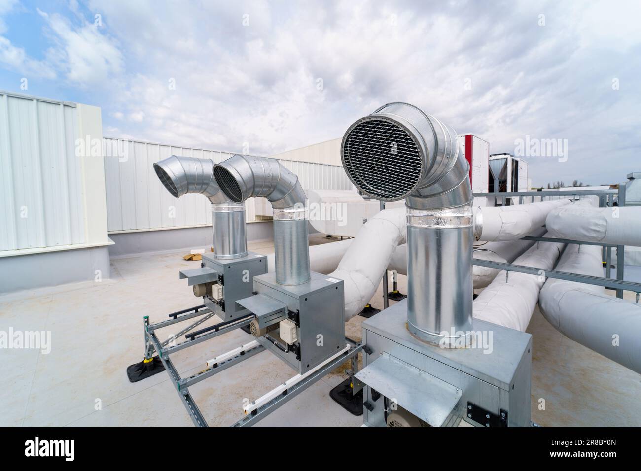 Le système de climatisation et de ventilation d'un grand bâtiment industriel Photo Stock - Alamy