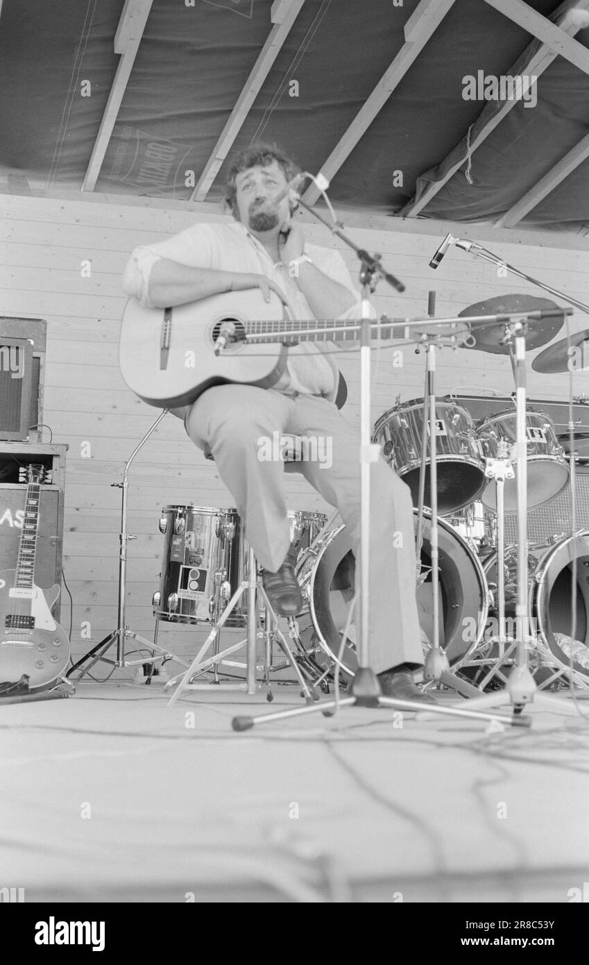 Courant 25-2-1974: Pop dans l'école d'été. 30 000 jeunes ont pris part à Ragnarock Holmenkollen ...