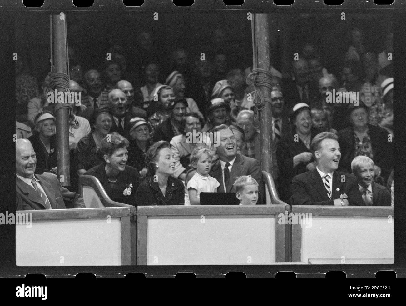 Courant 38-7-1960: Simsalabim à Ola Narr Circus Arnardo a tenu une ...