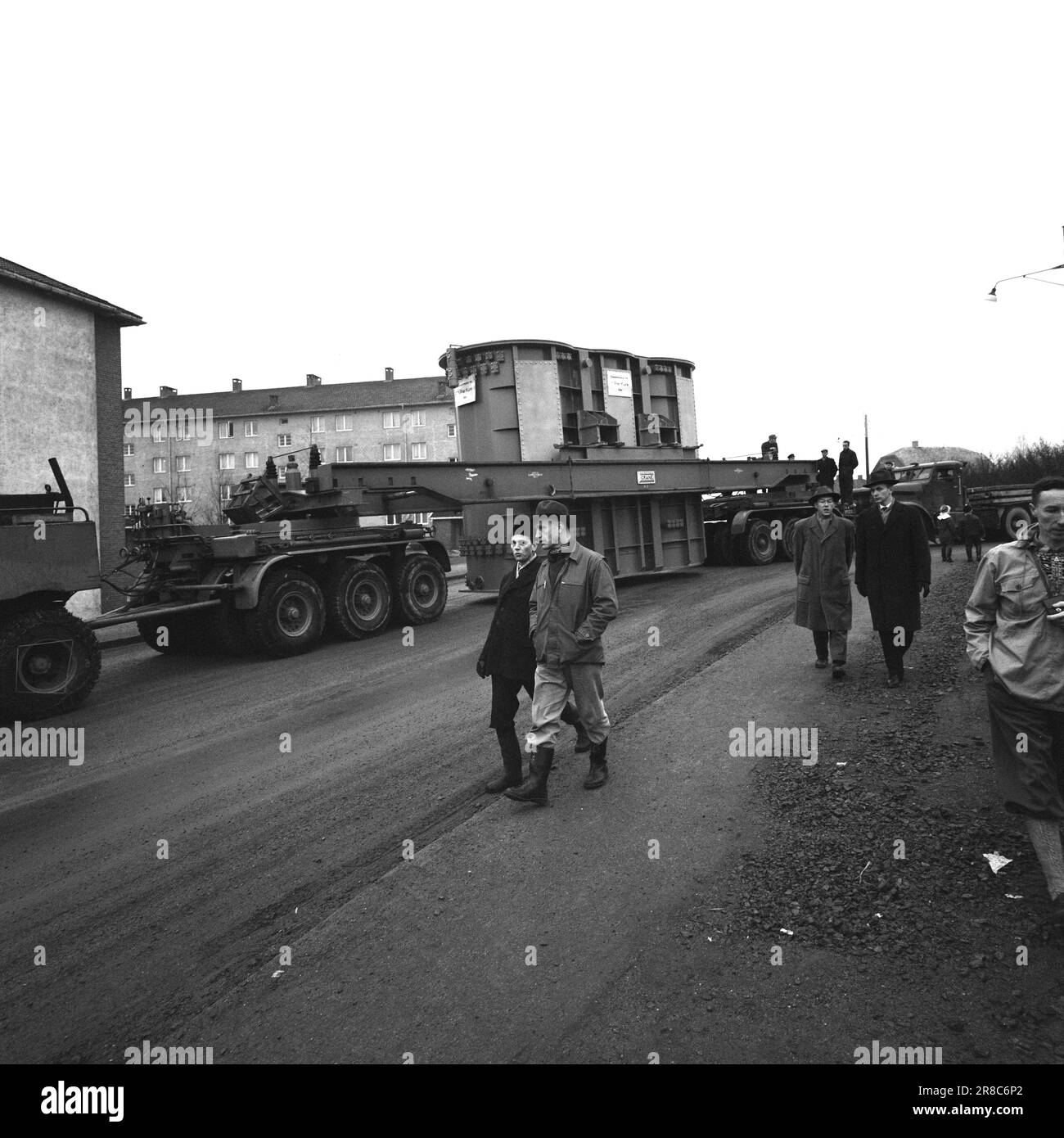 Courant 57-3-1960: Géant sur la visite de la ville quarante roues ...