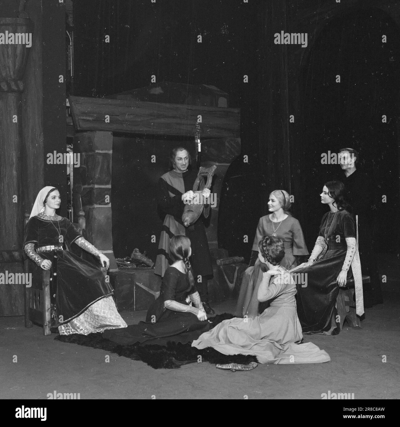 Courant 38-4-1960: Kristin est en train de se lancer sur la ...