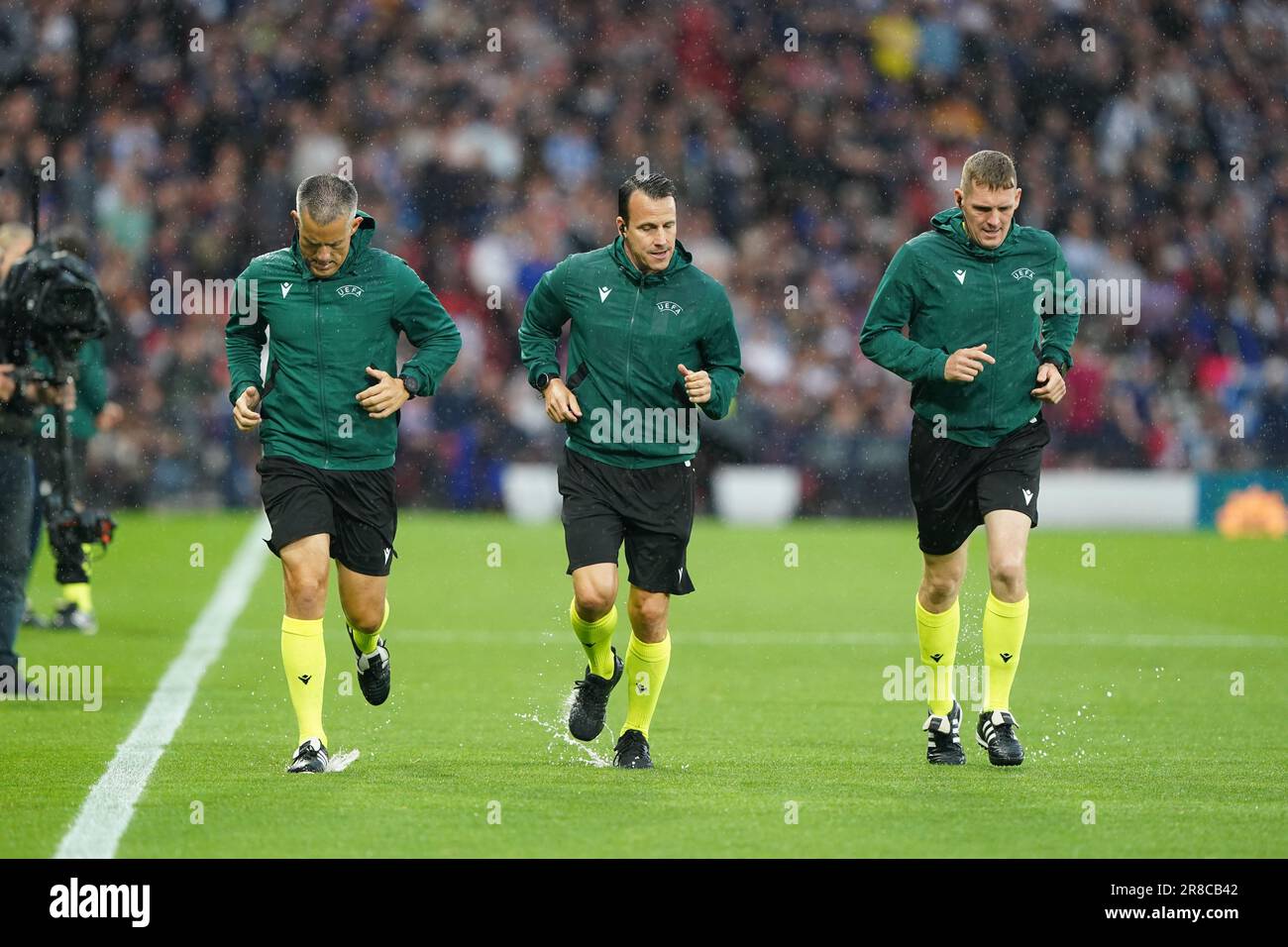 L'arbitre Istvan VAD (au centre) et les linesmen Vencel Toth et Istvan ...
