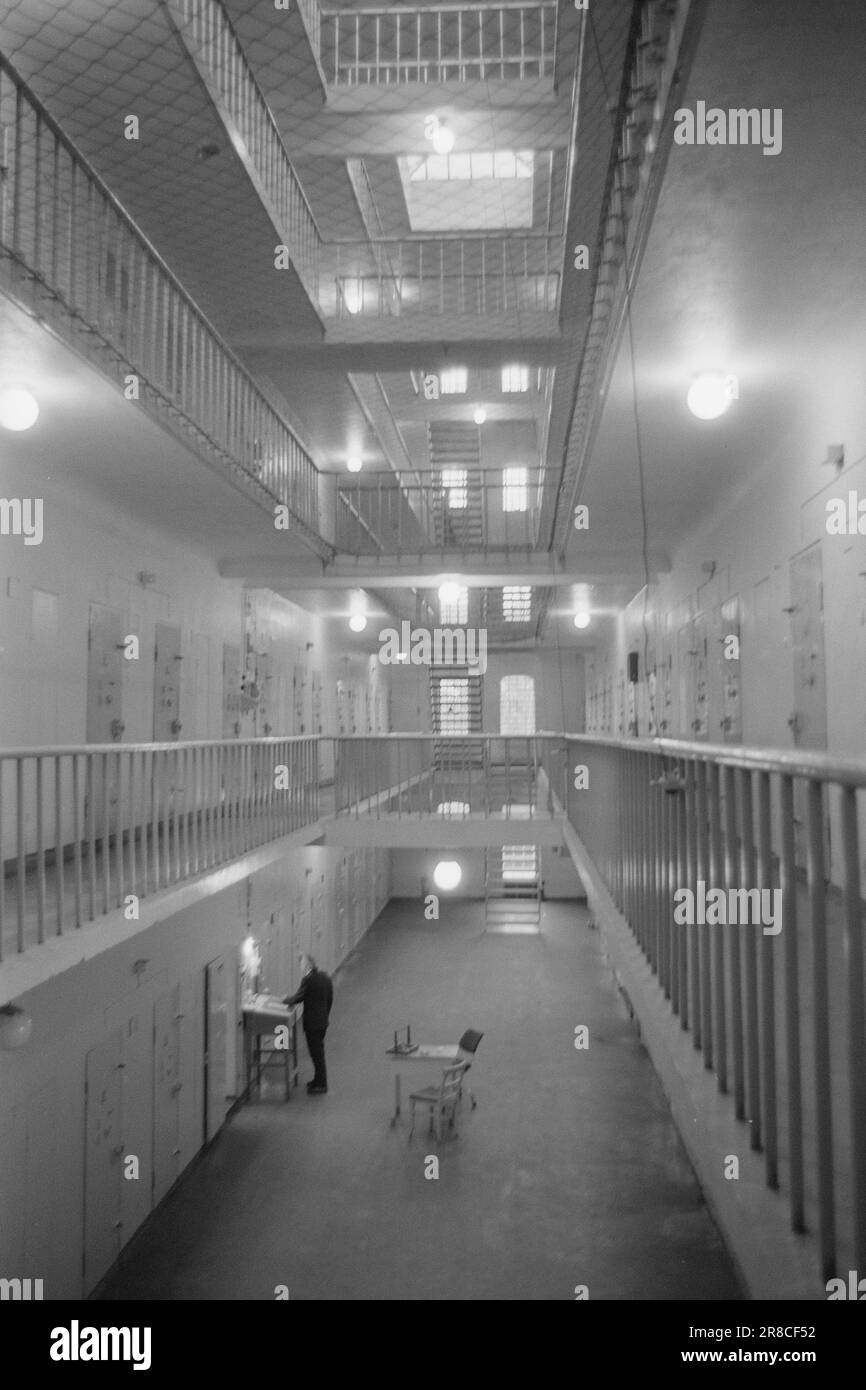 Effectif 29 - 4 - 1974: Une nuit dans la prison du district de prison d ...