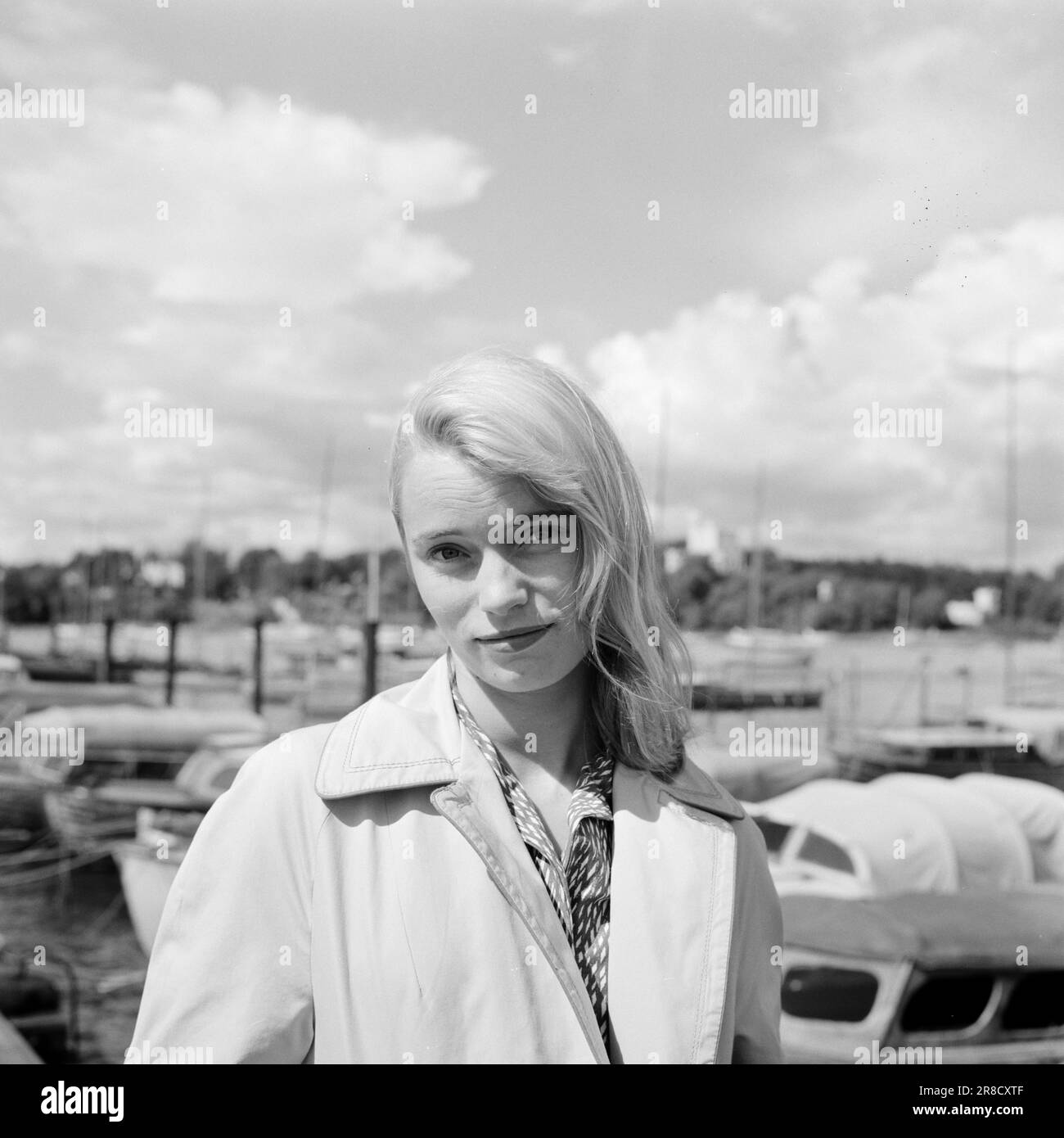 Réel 28-8-1960: Line du monastère Margrete Robsahm, 18 ans, a reçu un ...