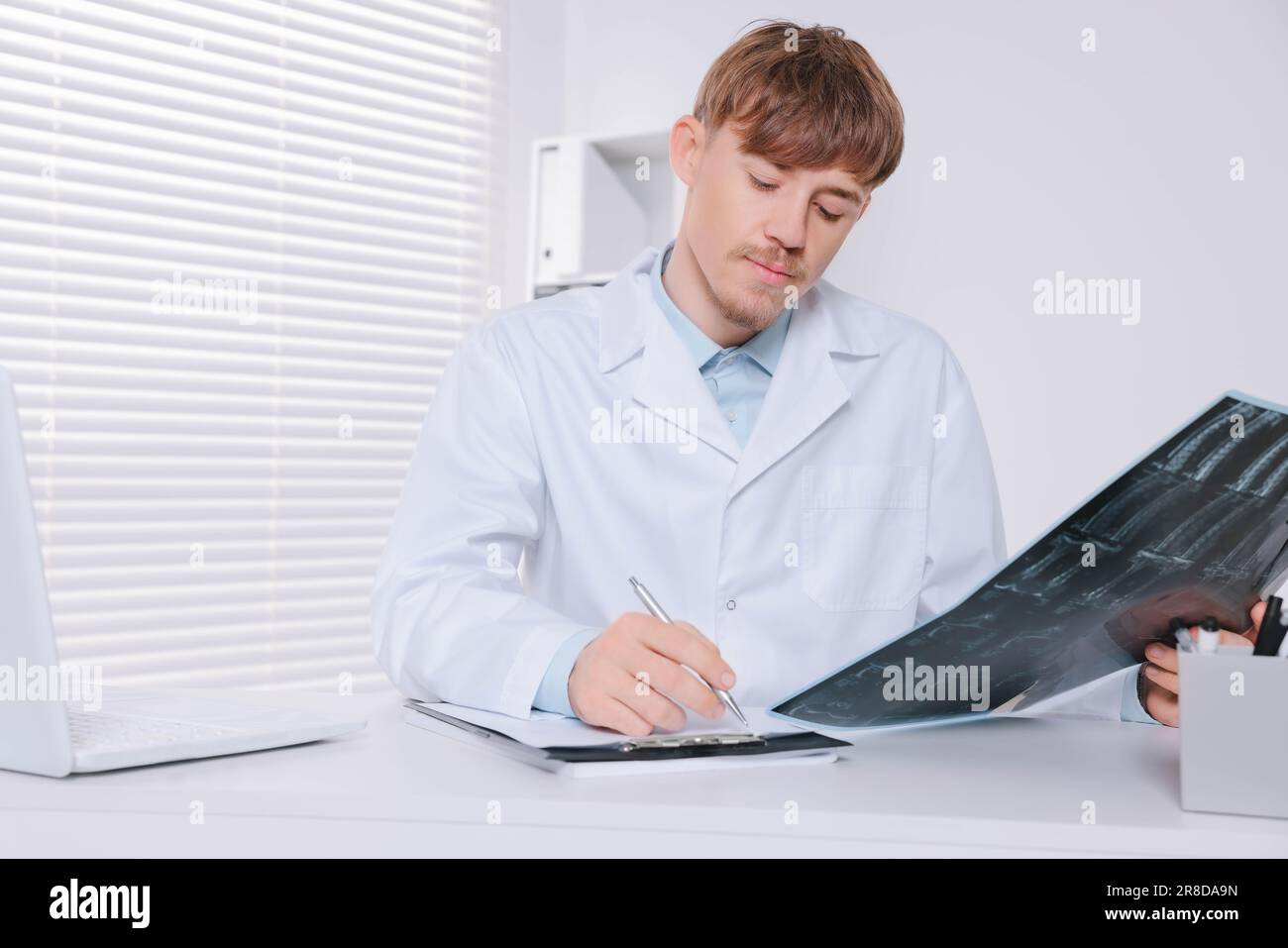 Irm de la colonne cervicale Banque de photographies et d’images à haute ...