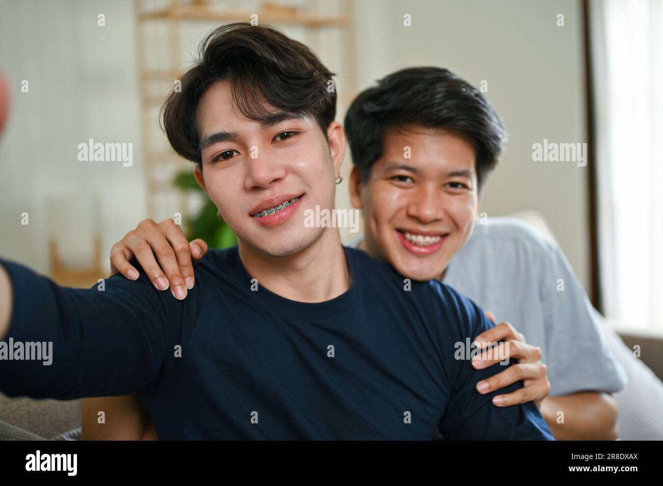 Jeune couple homosexuel calin Banque de photographies et d’images à haute résolution - Page 3 ...