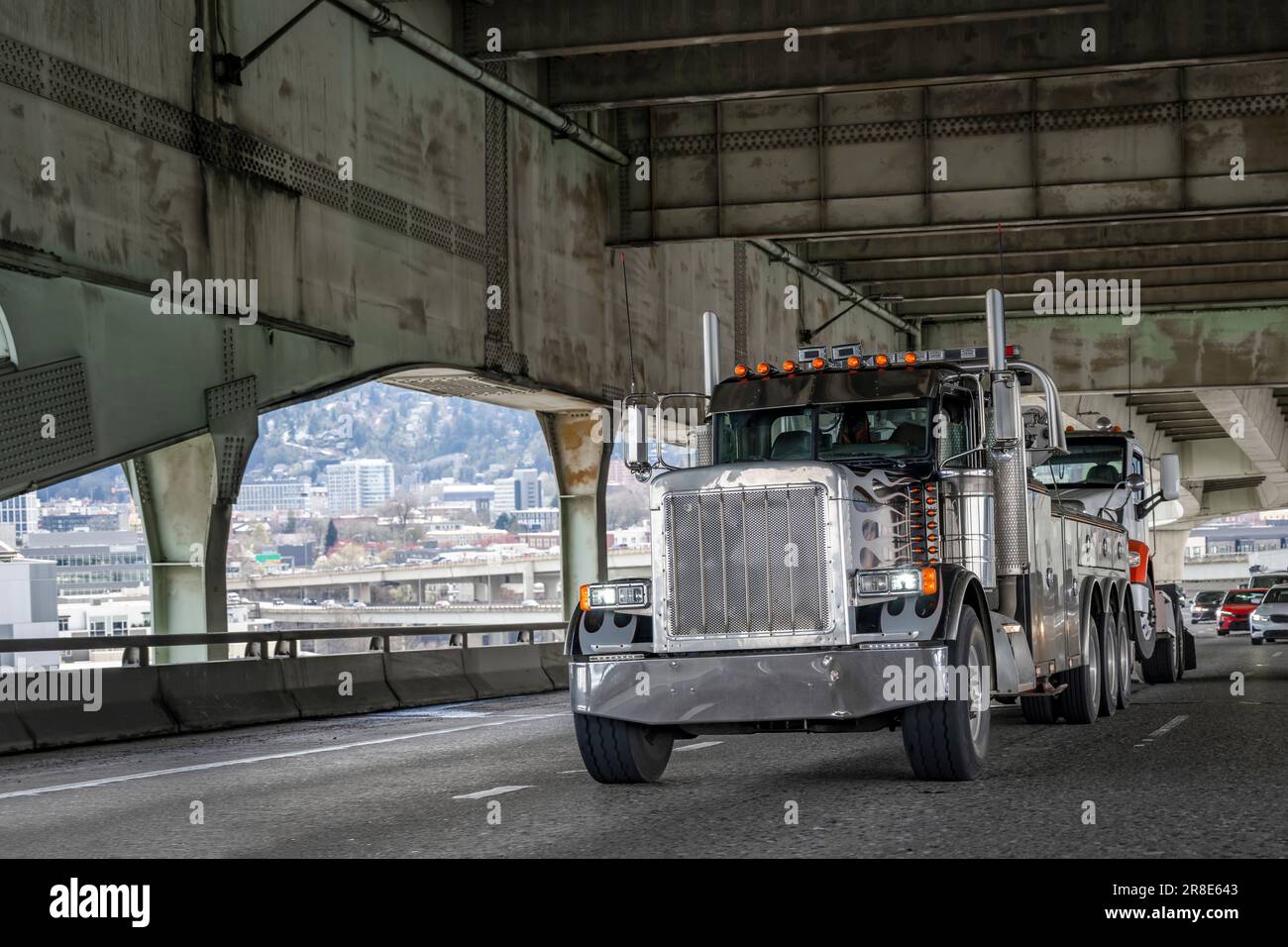 Puissant camion semi-remorque mobile noir remorquez un autre semi-camion cassé sans semi ...