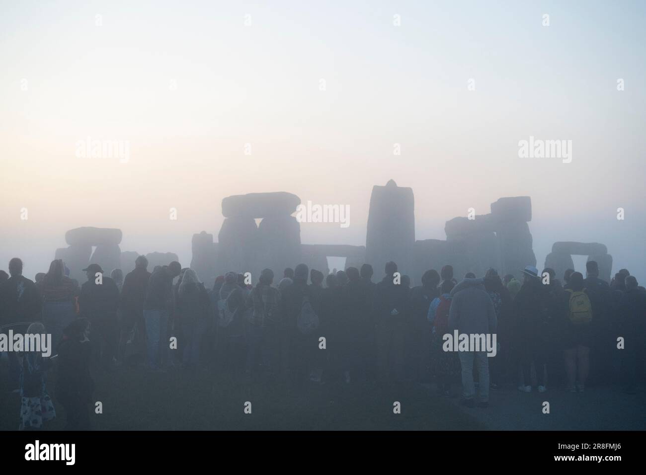 Dawn and mist at stonehenge Banque de photographies et d’images à haute ...