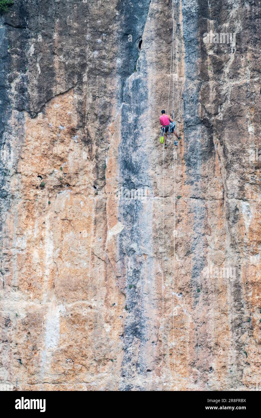 Homme monte au mur Banque de photographies et d’images à haute ...