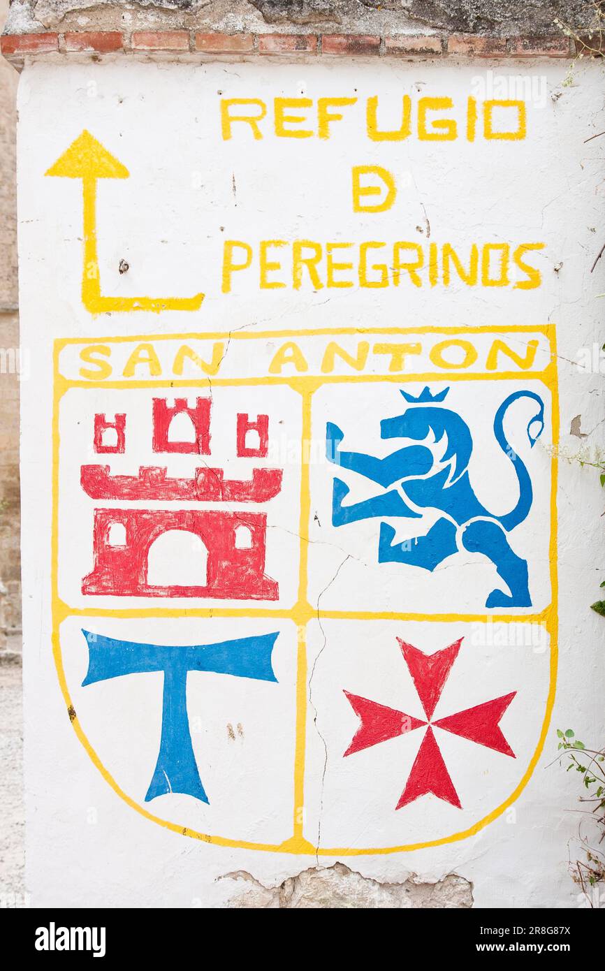 Panneau à l'auberge de pèlerins peint sur un mur, armoiries avec ...