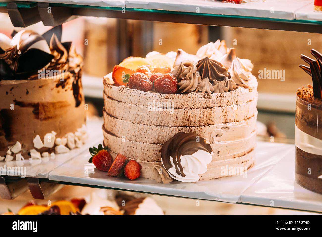 assortiment de pâtisseries délicieuses dans la boulangerie. Différents ...