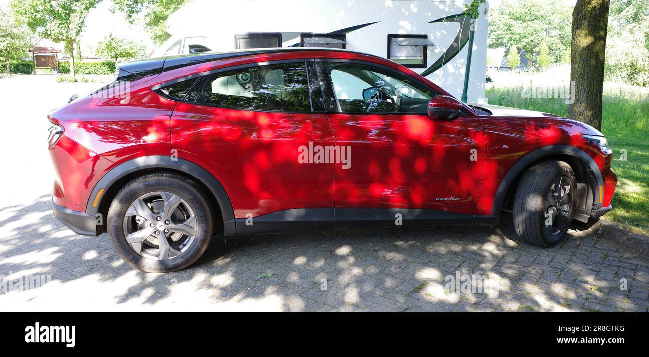 Lage, Allemagne - 3 juin 2023 Un rouge Ford Mustang Mach-e. Le Mach-e ...