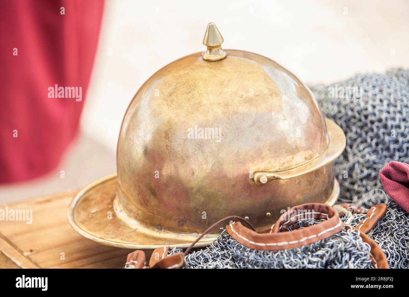 Casque romain Montefortino sur lorica hamata ou armure de courrier en ...