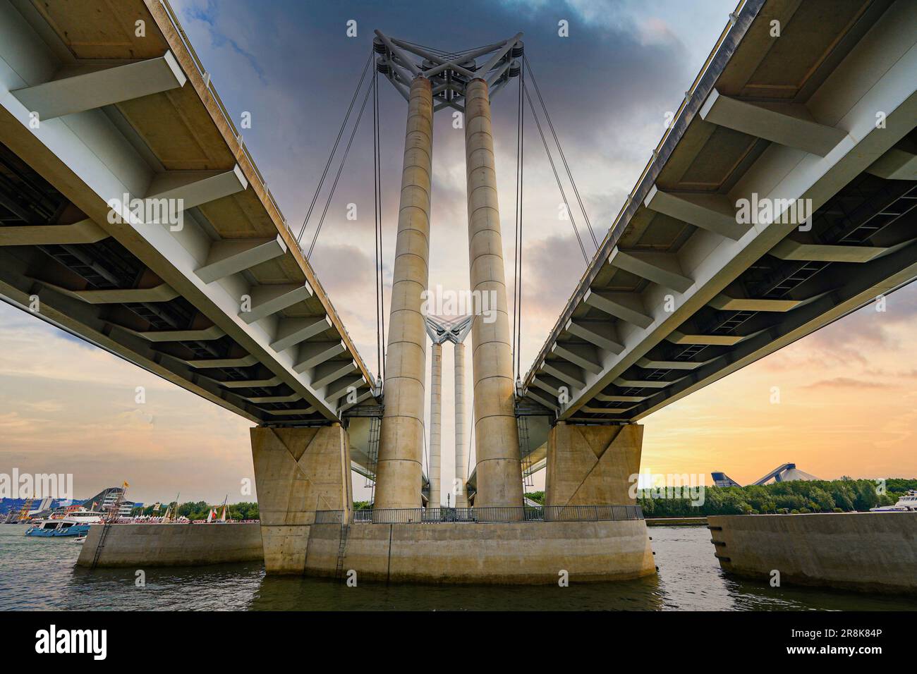 Le pont Gustave Flaubert, enjambant la Seine à Rouen, en Normandie, est ...