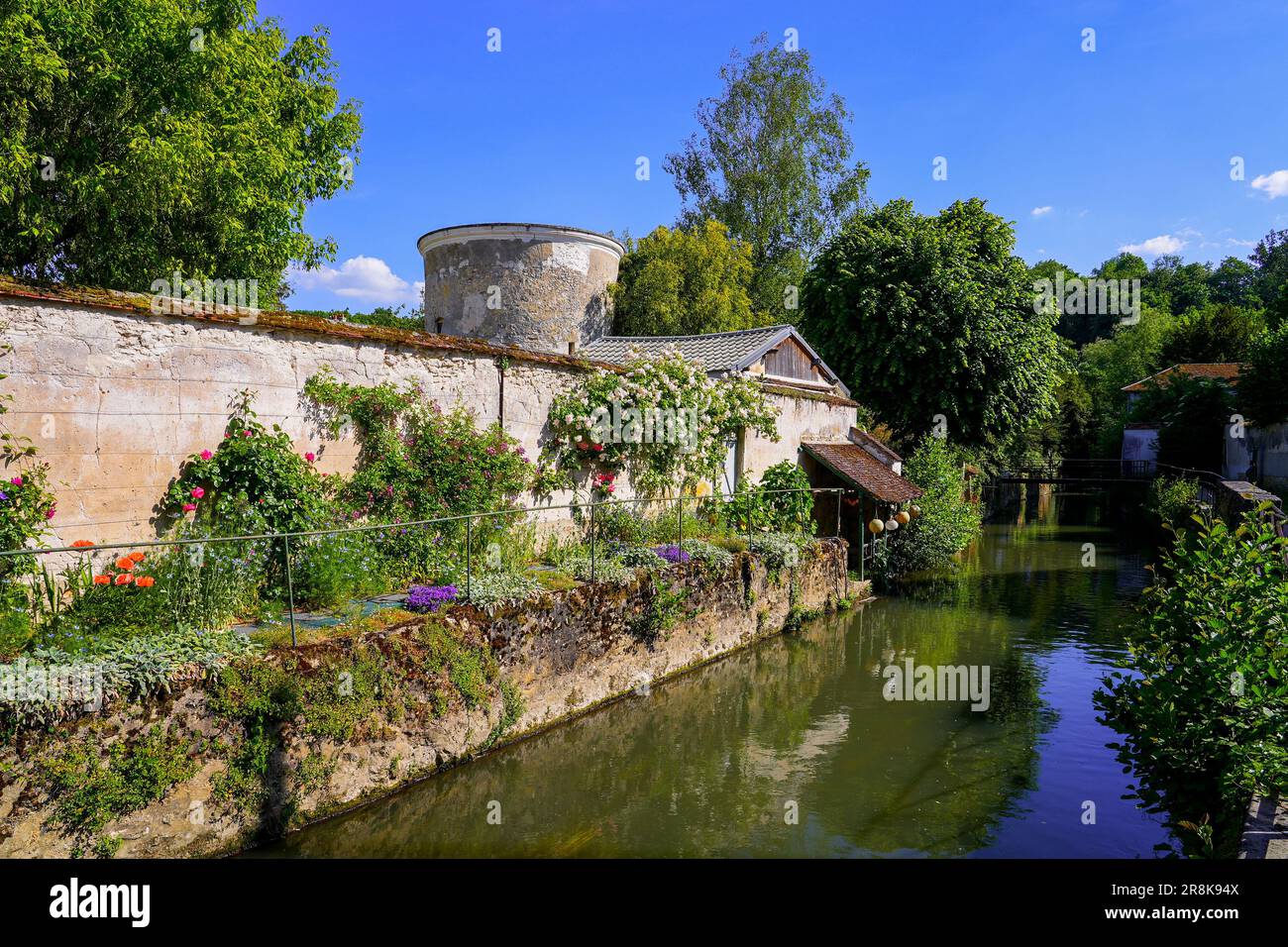 Le remblai fleuri du Grand Morin à Crécy la Chapelle, un village du ...