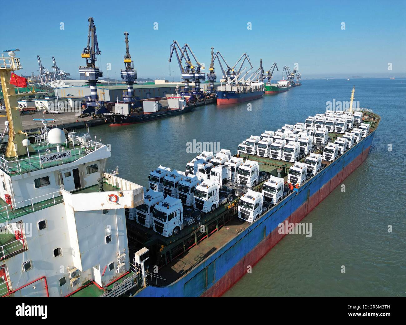 YANTAI, CHINE - le 21 JUIN 2023 - Un cargo chargé de poids lourds de ...