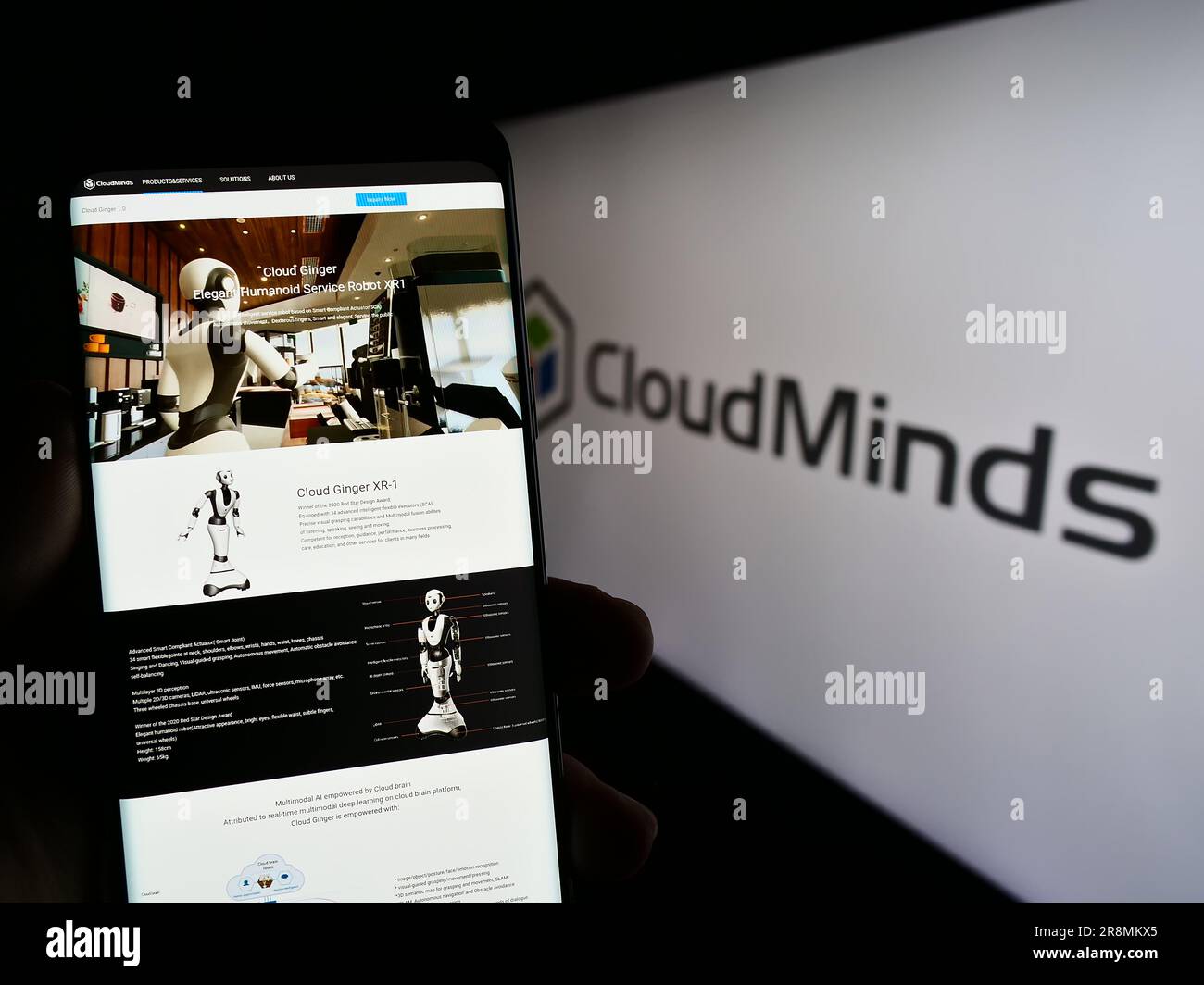 Personne tenant un téléphone mobile avec la page Web de la société de robotique CloudMinds ...