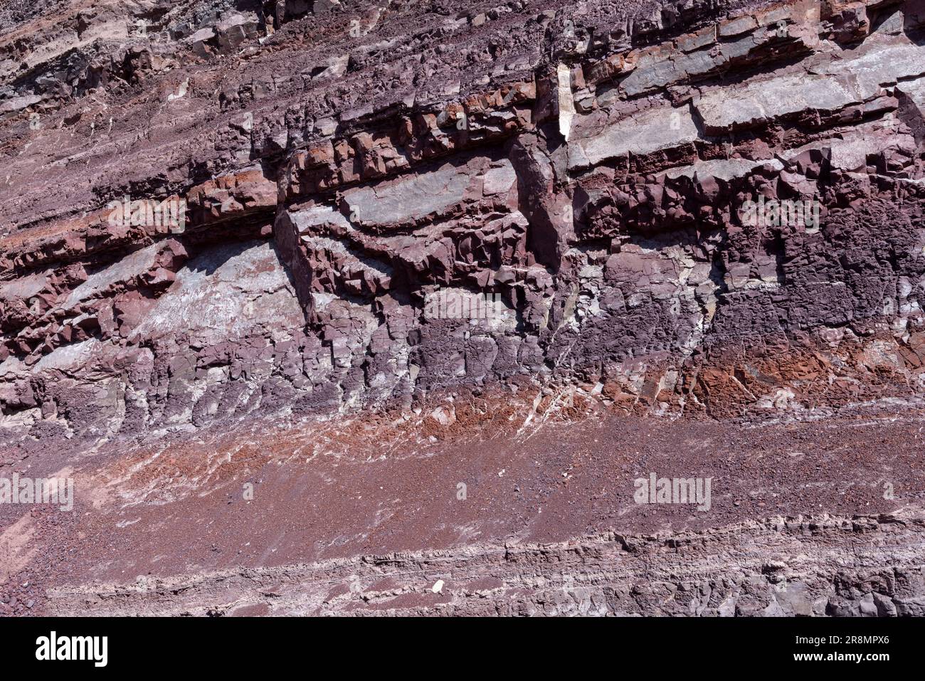 Paroi rocheuse colorée avec différentes couches - voyager et explorer ...