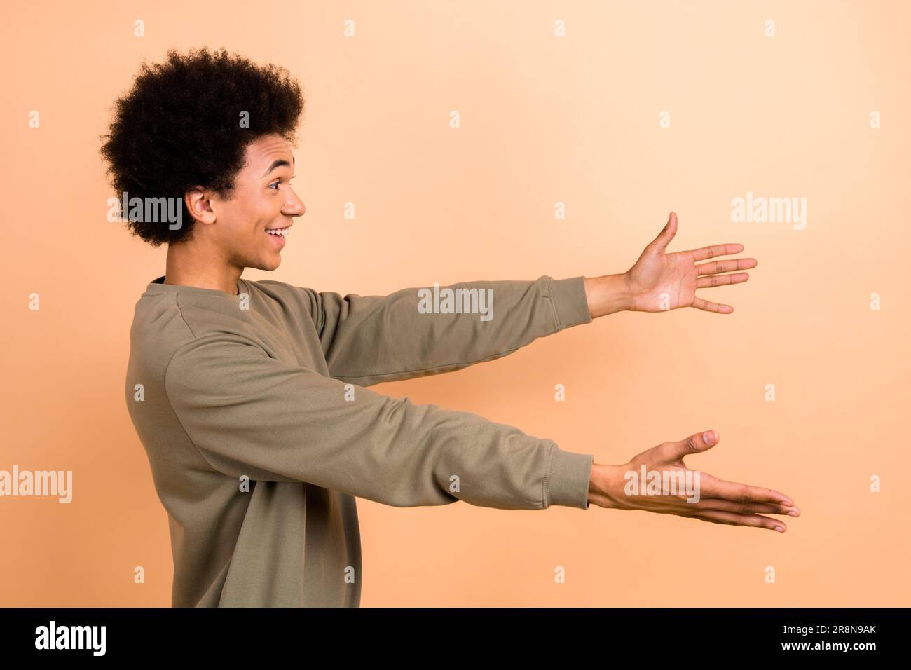 Portrait de profil de la personne funky positive regarder lever les ...