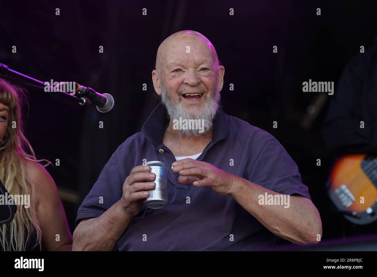 Michael Eavis apparaît avec son groupe sur la scène du parc au ...