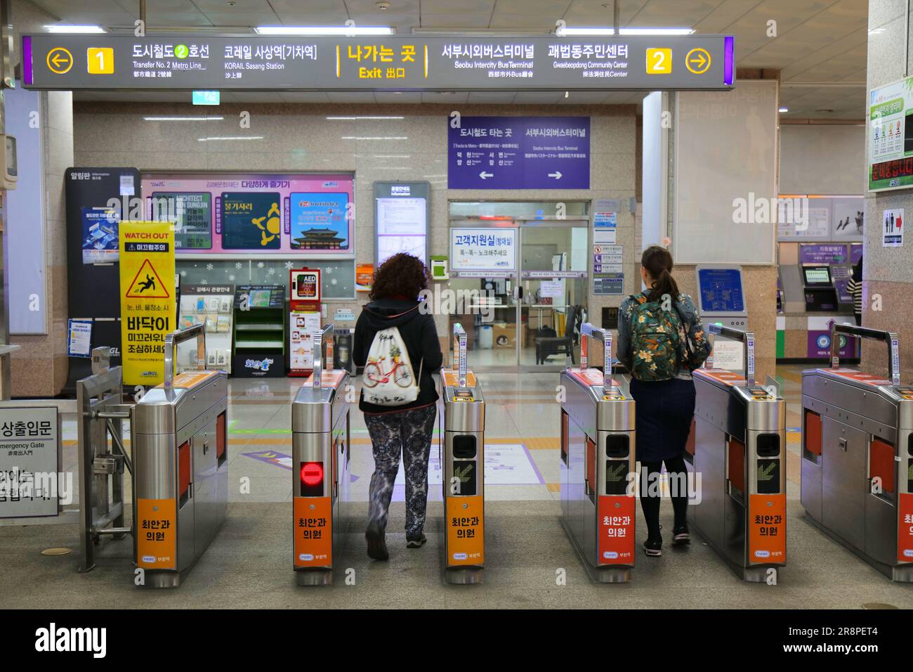 BUSAN, CORÉE DU SUD - 30 MARS 2023 : les passagers entrent dans la ...