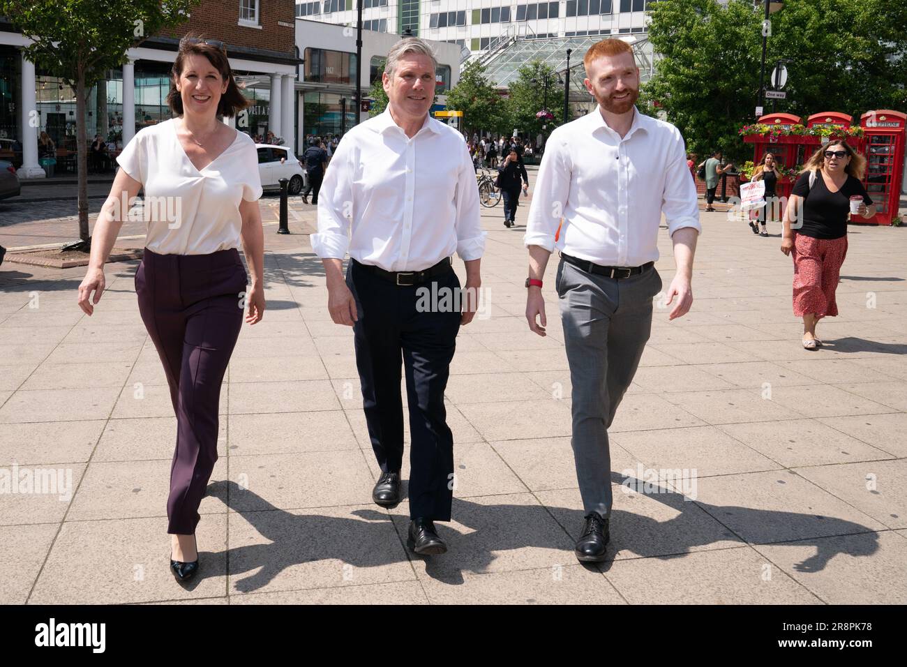 Sir Keir Starmer (au centre), la chancelière de l'ombre Rachel Reeves ...