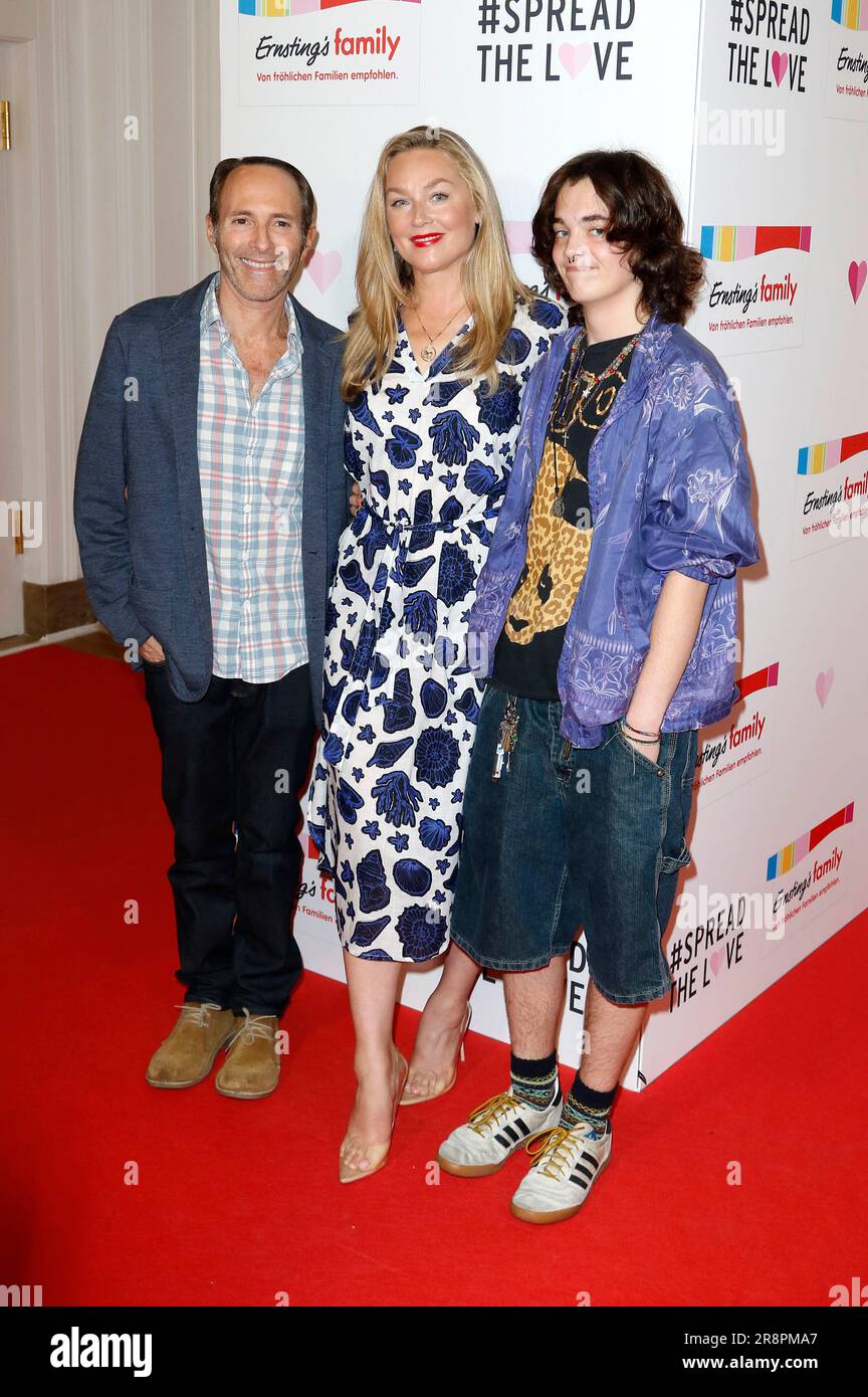 Elisabeth Röhm mit Ehemann Peter Glatzer und Sohn Easton août Anthony ...