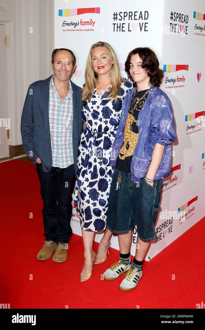 Elisabeth Röhm mit Ehemann Peter Glatzer und Sohn Easton août Anthony ...