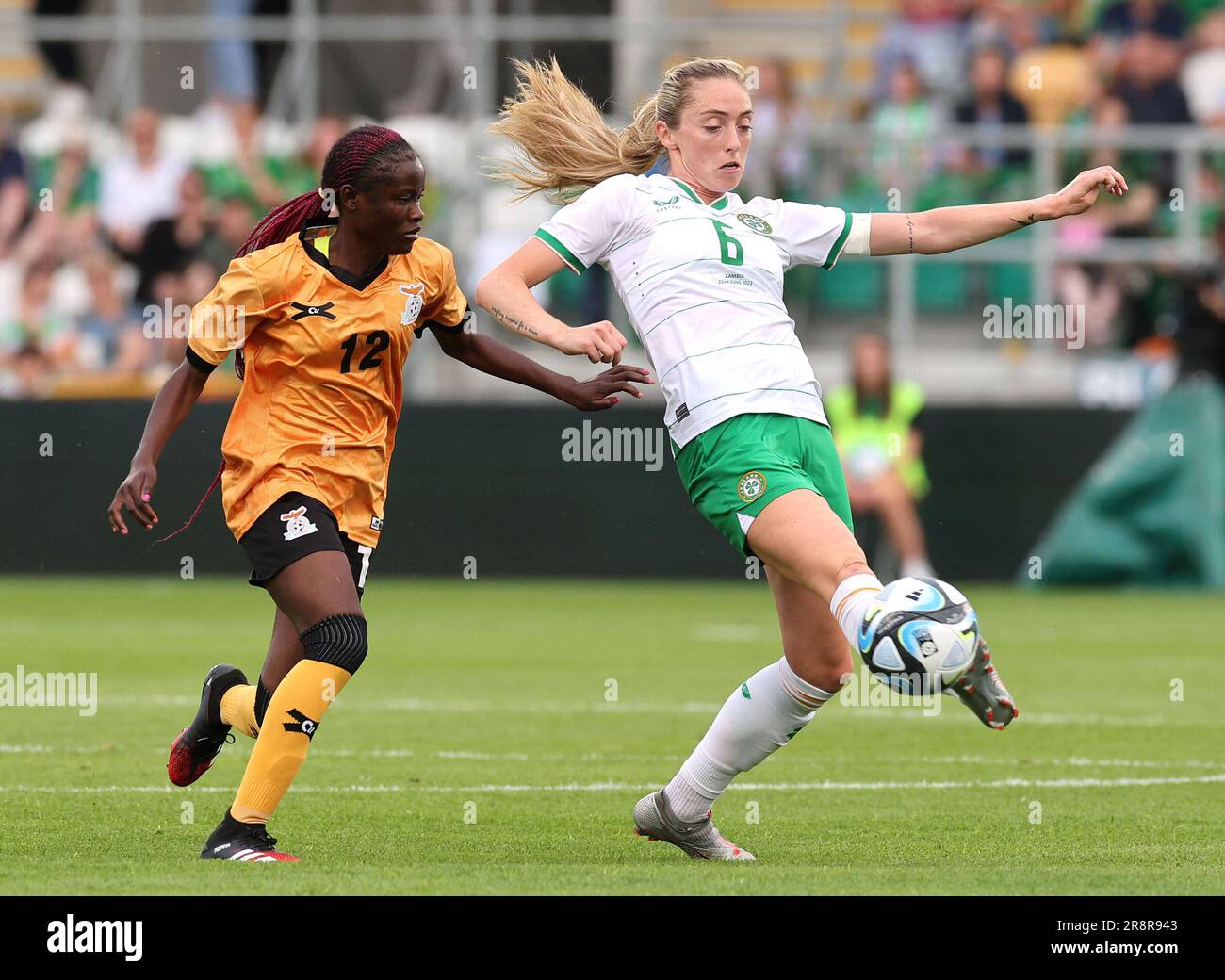 Evarine Katongo en Zambie (à gauche) et Megan Connolly en Irlande se ...