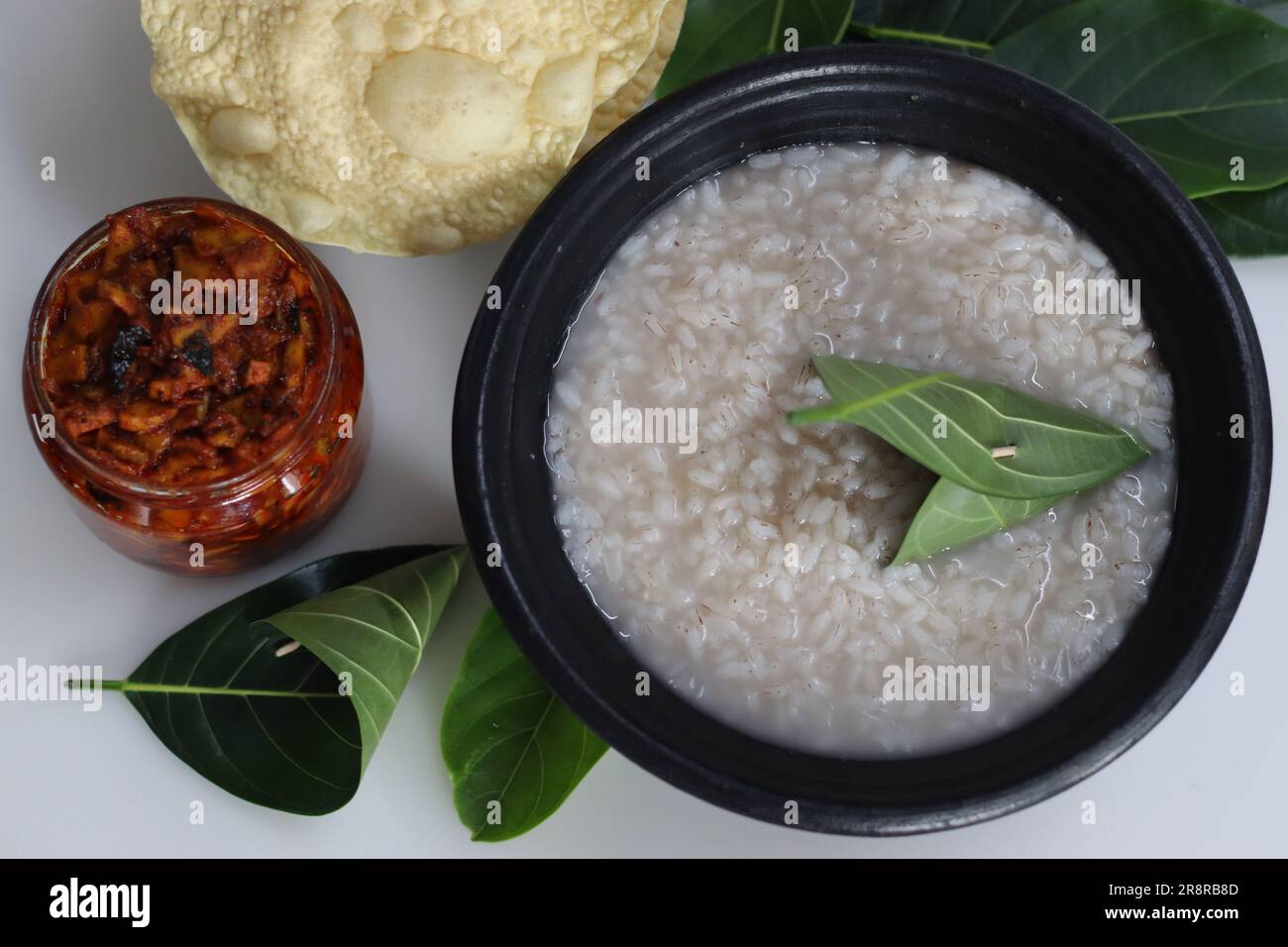 Kanji et Kadumanga. Bouillie de riz préparée avec du riz Matta. Servi ...