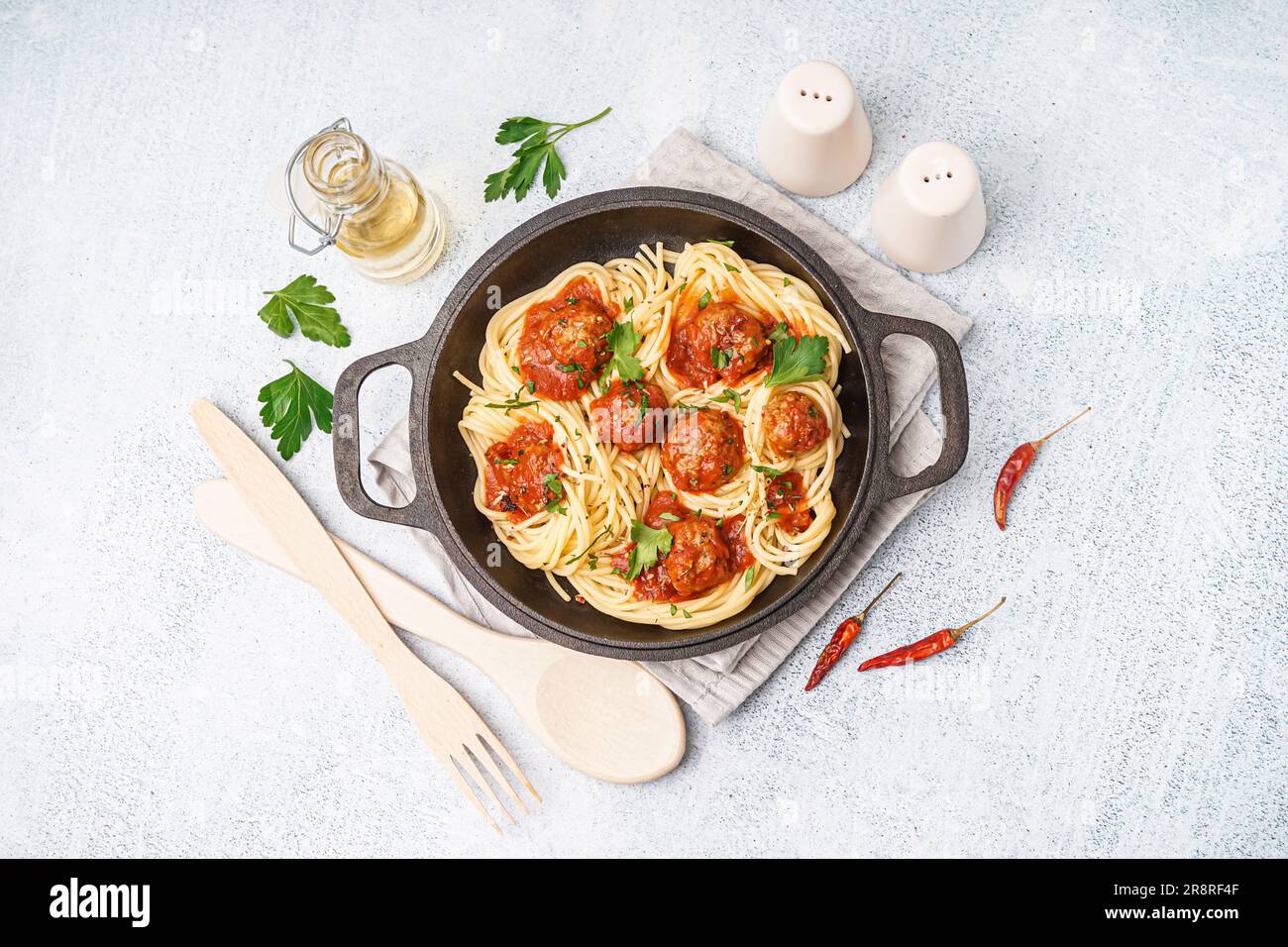 Poêle à frire de pâtes bouillies avec sauce tomate et boulettes de ... Poêle à frire de pâtes bouillies avec sauce tomate et boulettes de ...