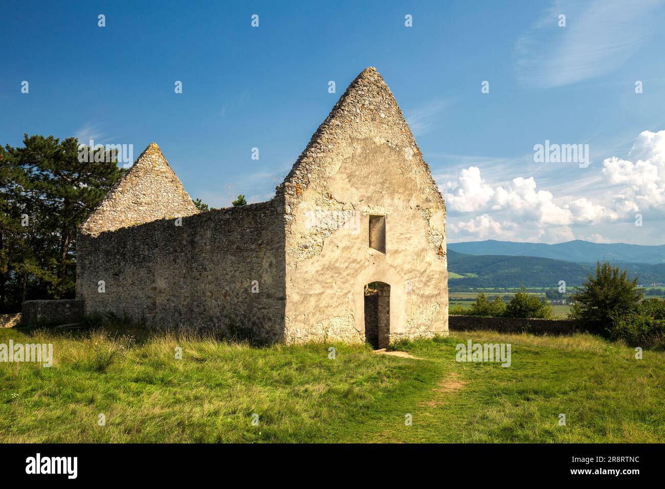 église romane en ruine Banque de photographies et d’images à haute ...